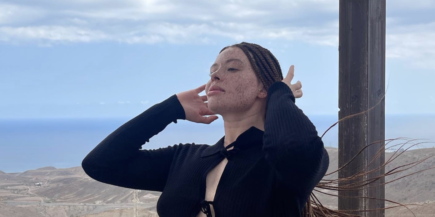 Dit model herinterpreteert het badpak met een onweerstaanbaar detail