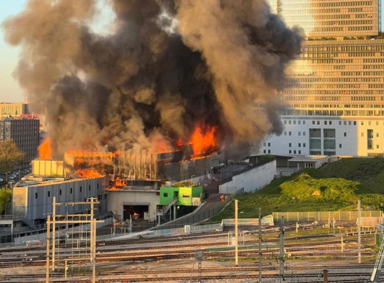 Paris : impressionnant incendie en cours dans le 17e arrondissement