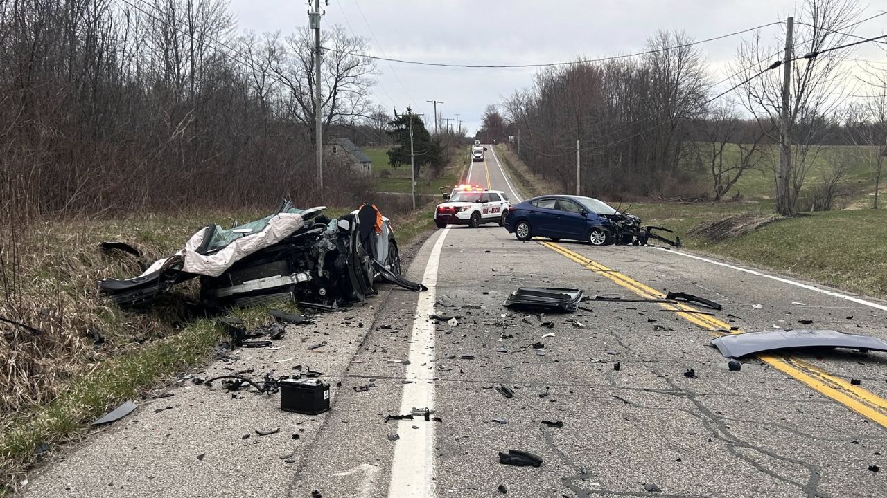 Driver drops doughnut and causes brutal accident on highway involving ...