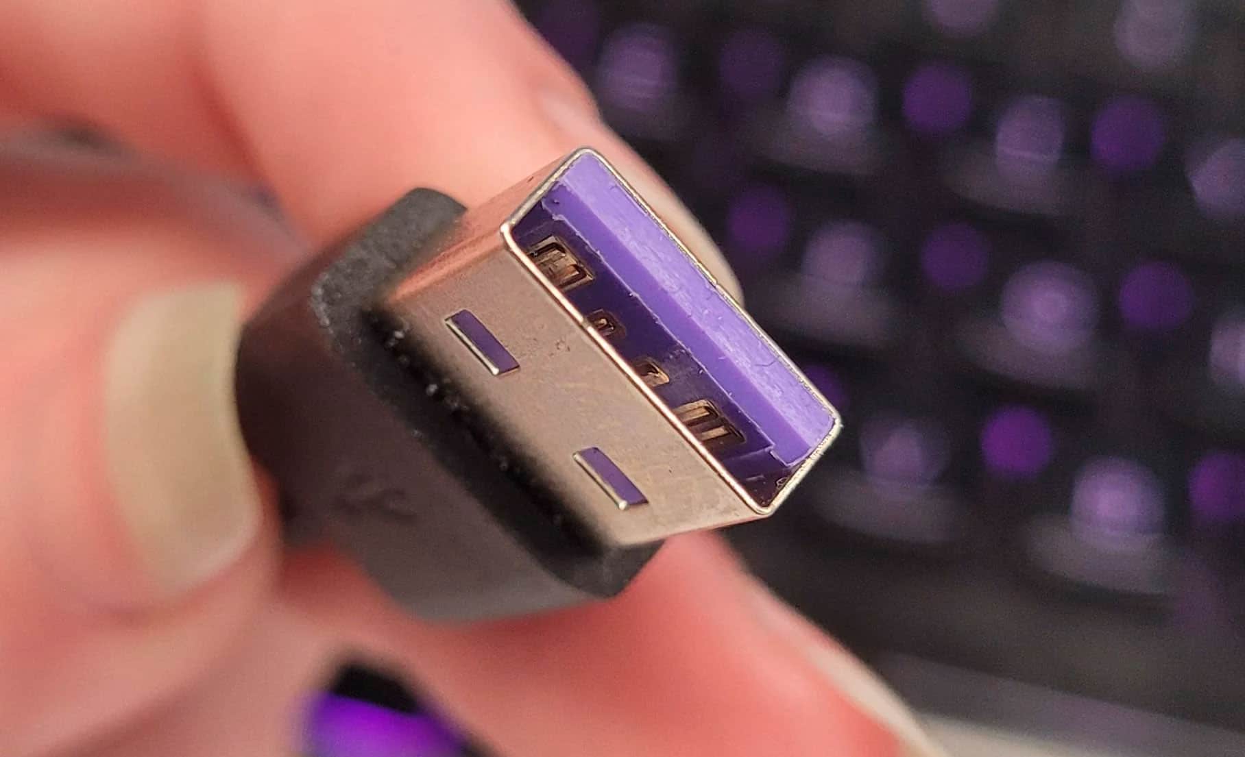 Água na porta USB ou dispositivos? É isto que deve fazer!