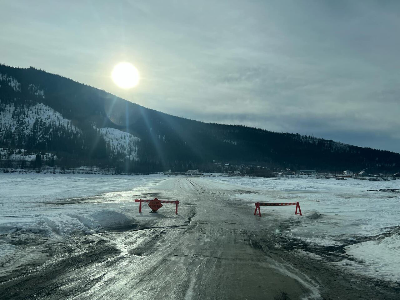 Warm weather, rain force early closure of Dawson City, Yukon's ice bridge
