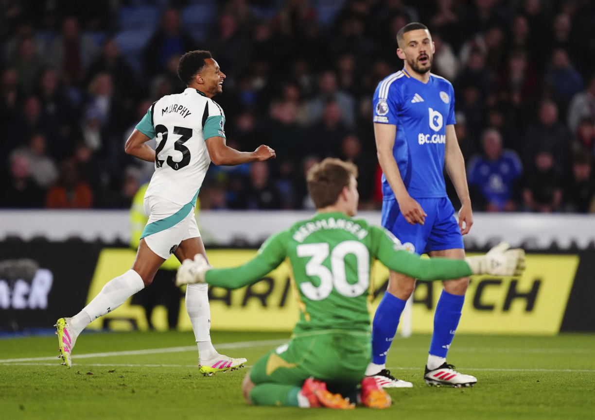 Newcastle đẩy Man City khỏi top 5 Ngoại hạng Anh