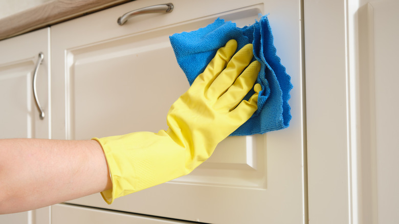 Degrease Kitchen Cabinets With A Simple Cleaning Hack That Actually Works