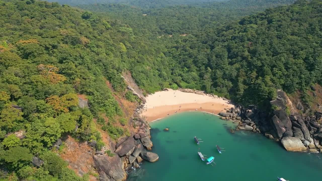 La vibrante vida en las playas de Goa: una vista aérea