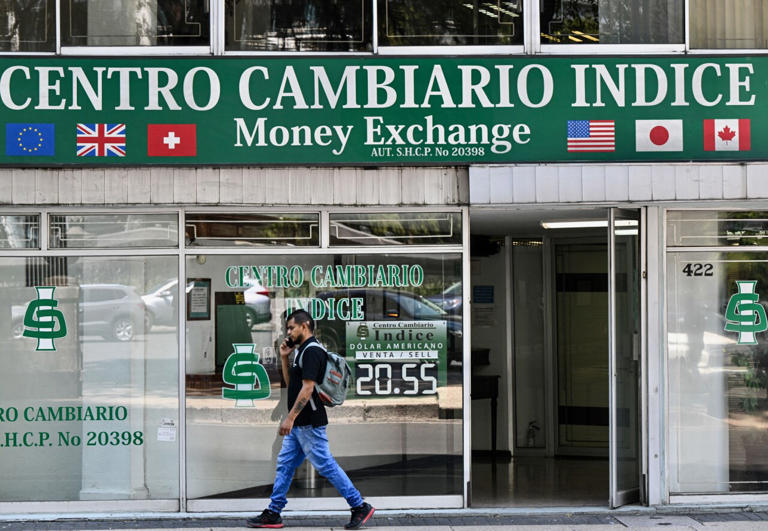 Peso mexicano cae por cuarta sesión en víspera de aranceles de Trump