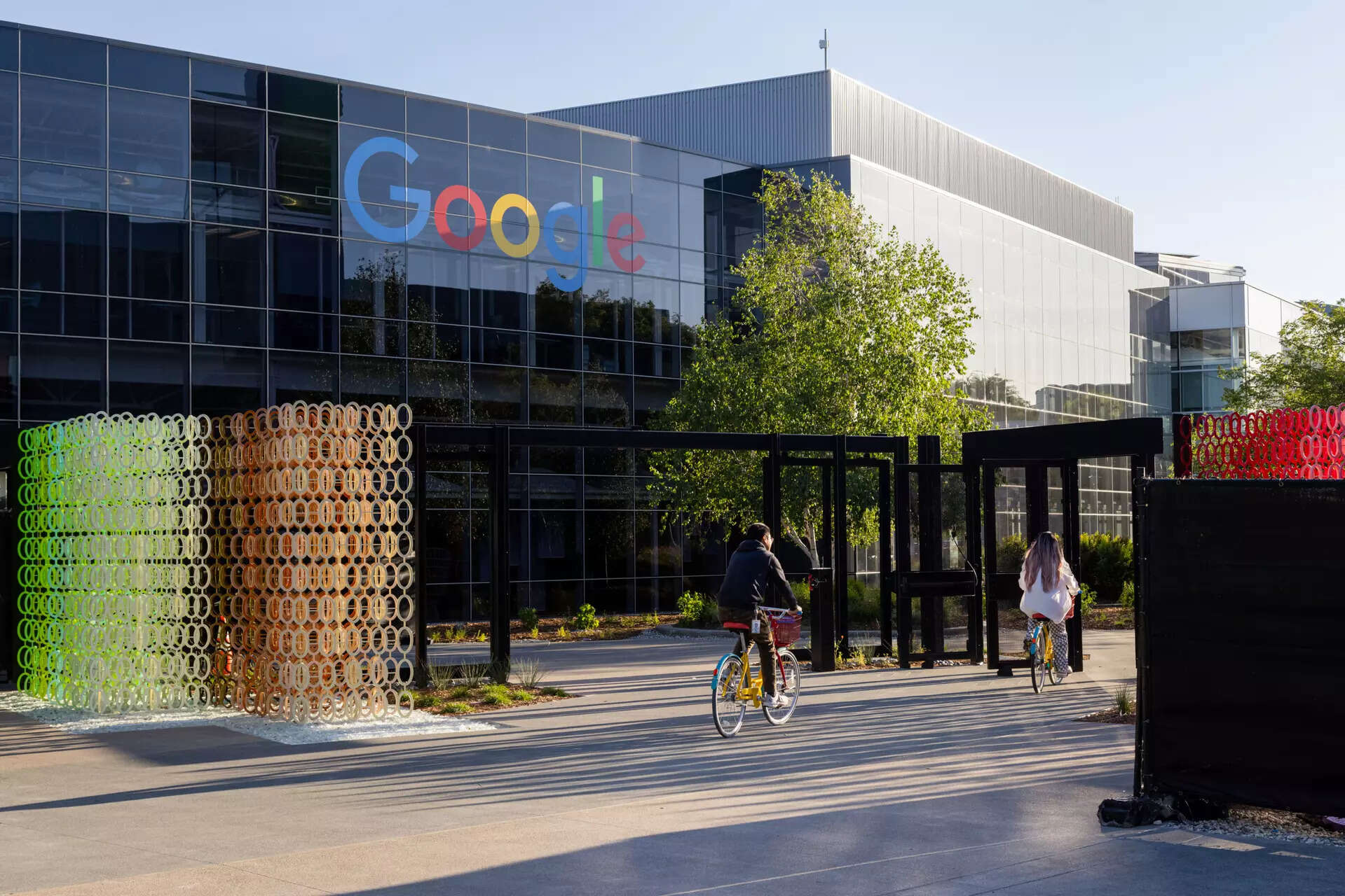 Google says employees can discuss antitrust case
