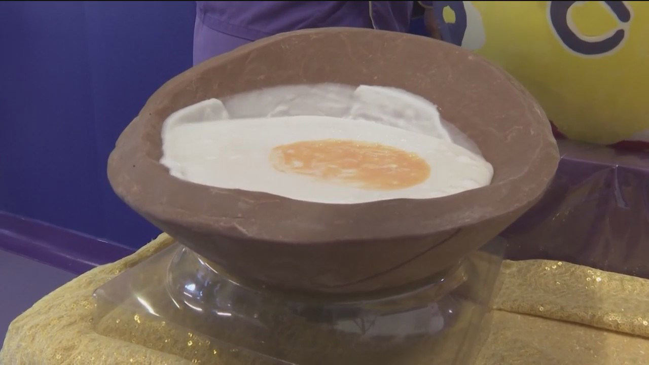 Cadbury unveils world's 'largest' creme egg Cadbury unveils world's 'largest' creme egg
