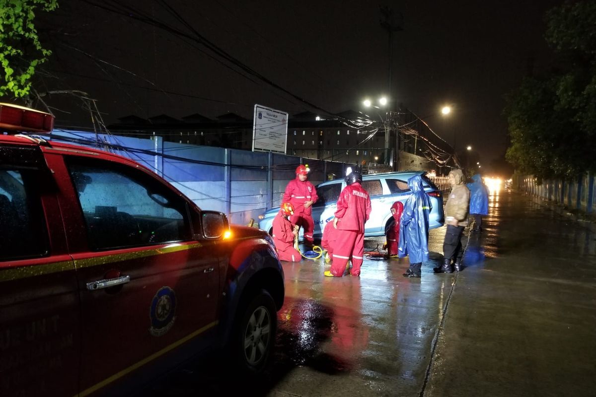 Damkar Serba Bisa, Urusi Toyota Transmover Milik Burung Biru Pakai Tali ...