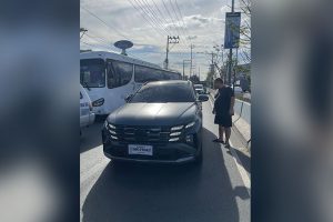 ‘Luma kotse mo!’: Video of woman refusing to settle road altercation ...