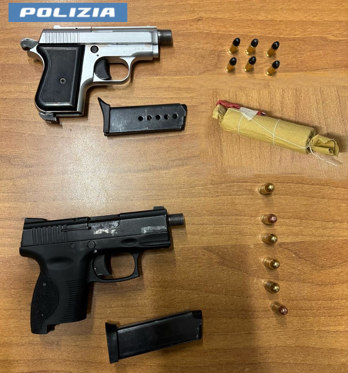 Catania, punta una pistola contro poliziotti: disarmato e arrestato