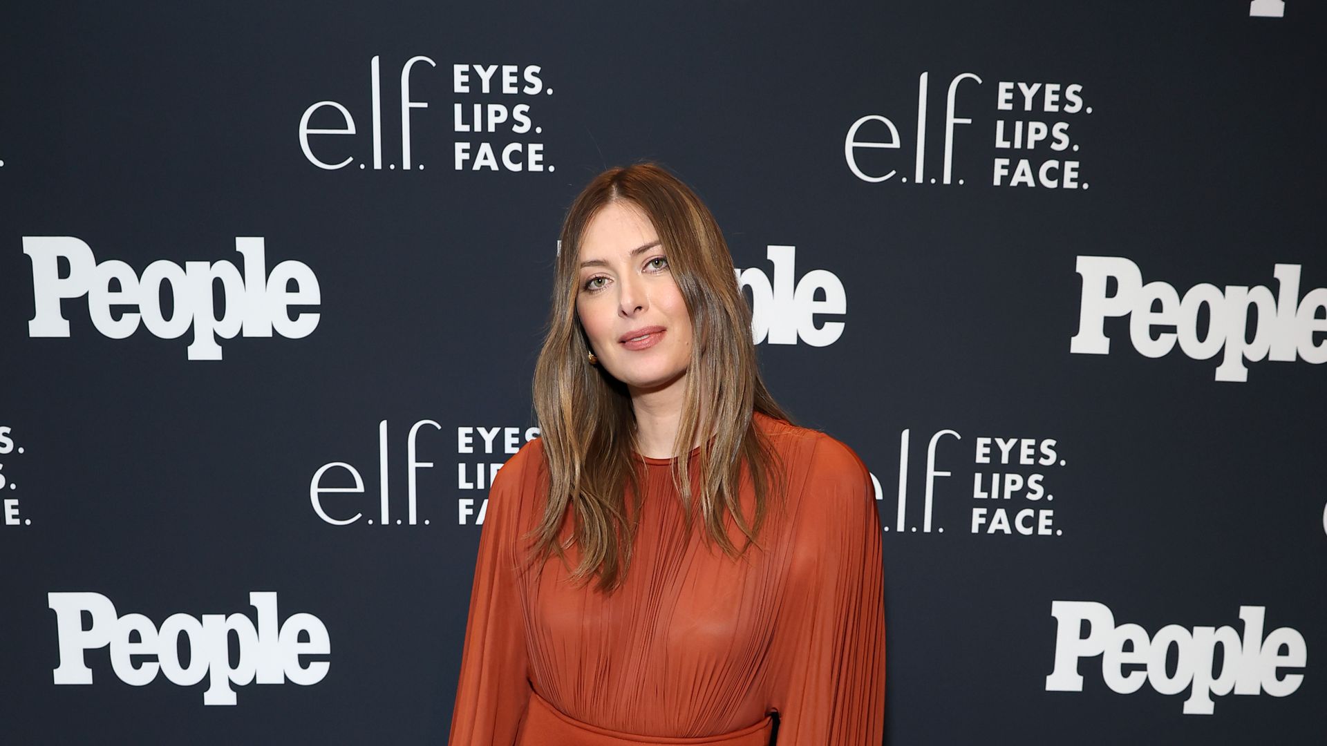 Maria Sharapova showcases her statuesque height alongside ultra tall ...