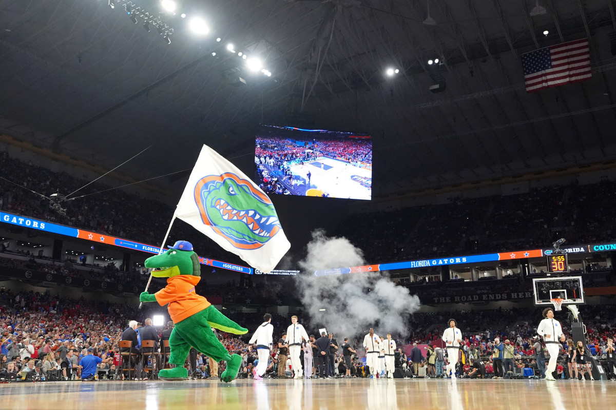 National Anthem Performance Before Florida-Houston Championship Game ...