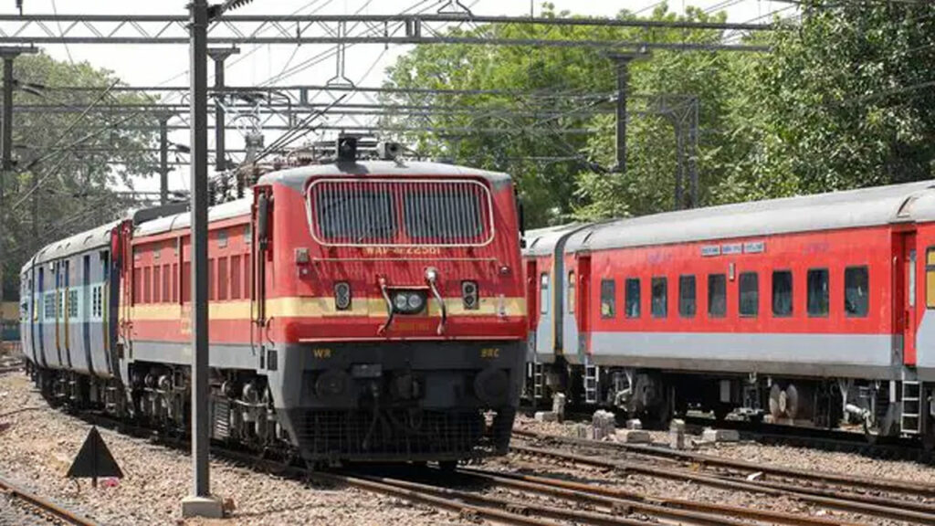 Falaknuma Express | ఫలక్‌నుమా ఎక్స్‌ప్రెస్‌ నుంచి విడిపోయిన బోగీలు ...