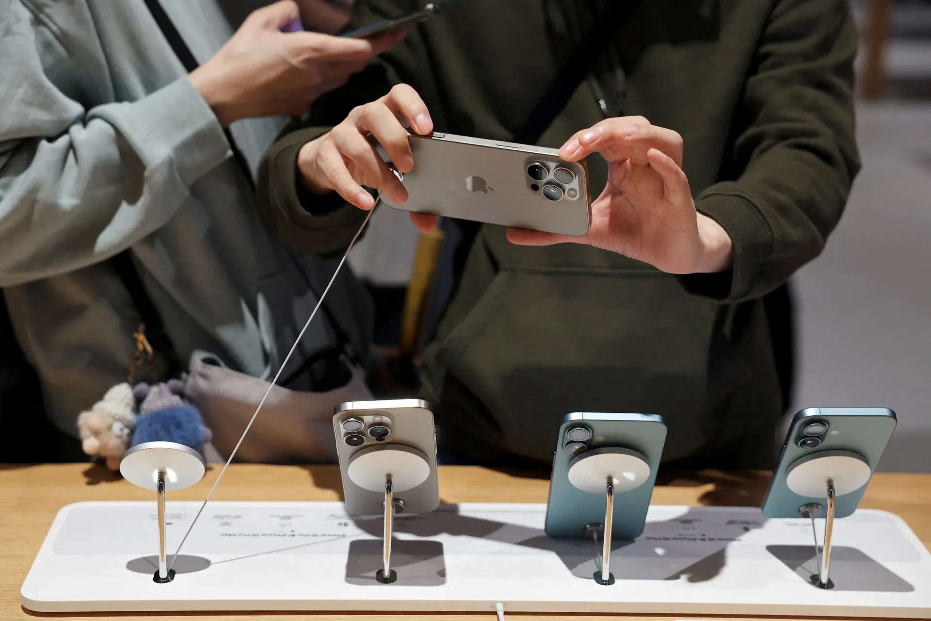 Apple customers dash to stores to buy iPhones ahead of Tariffs