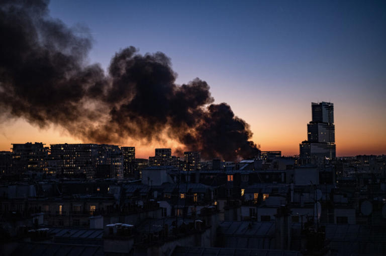 200 firefighters battle major fire in Paris