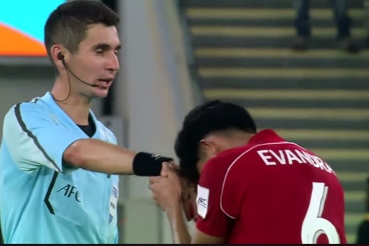 Adab Gelandang Timnas Indonesia U-17 Evandra Florasta Tuai Pujian, Cium Tangan Wasit Davlatov ...