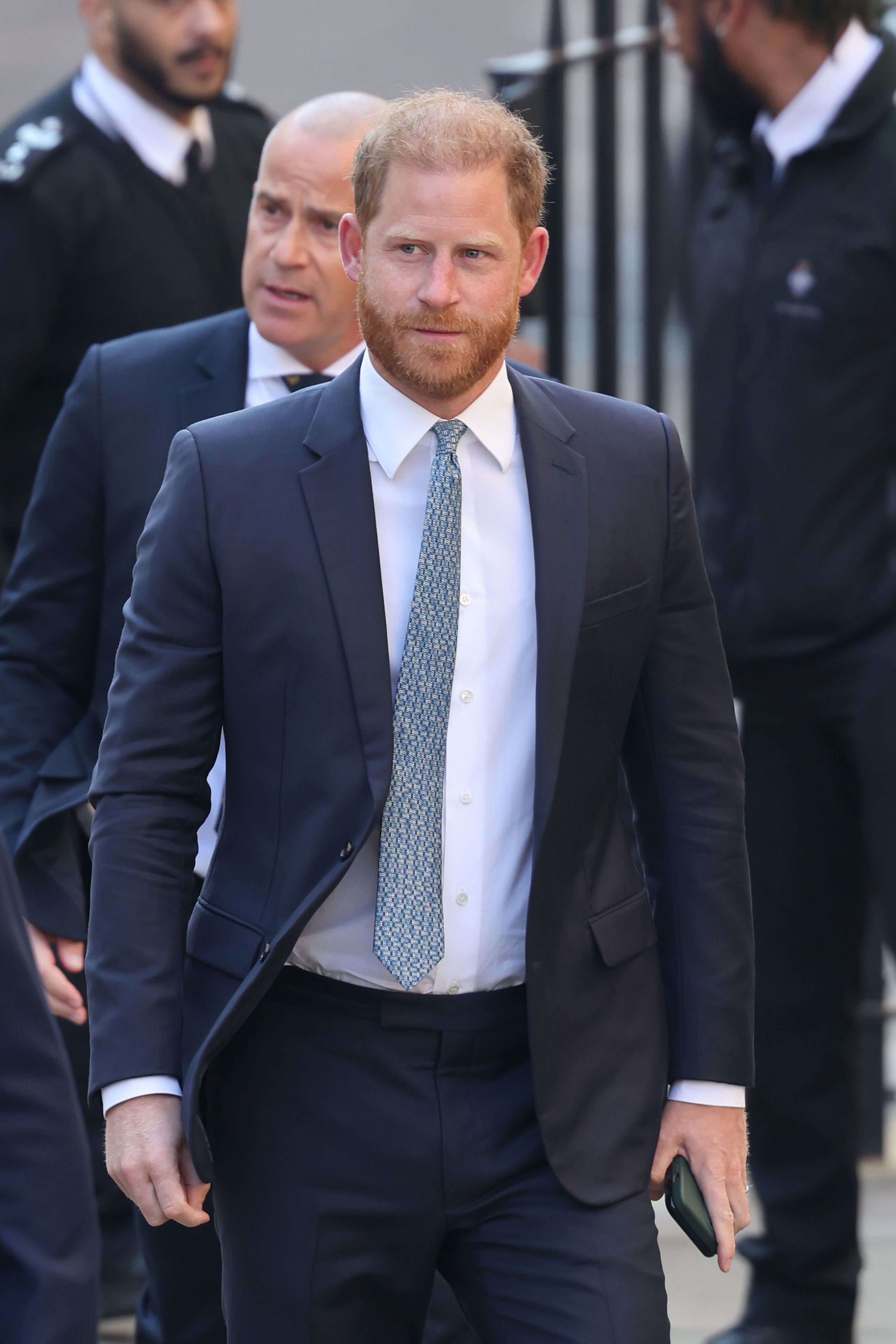 Naburmuszony Harry po pół roku wrócił do ojczyzny. Walczy o królewskie ...