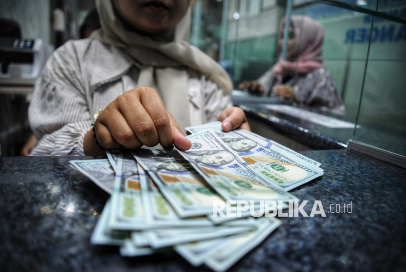 Dampak Perang Iran-Israel, Rupiah Nyaris Tembus Rp 16.500 per Dolar AS