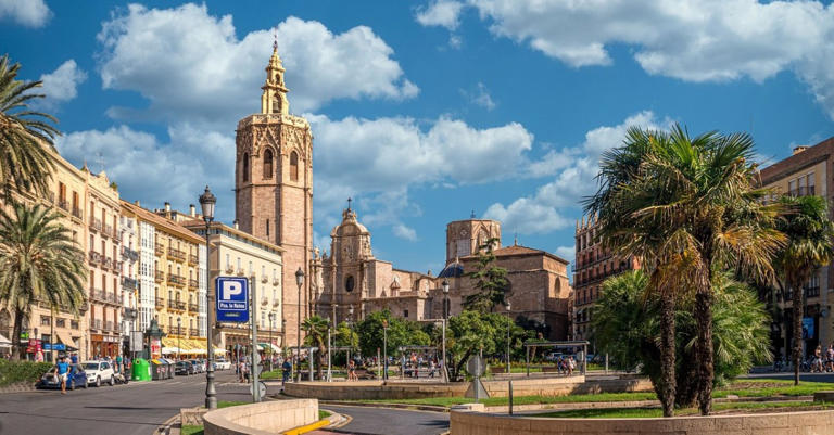 Valencia's population in 2025