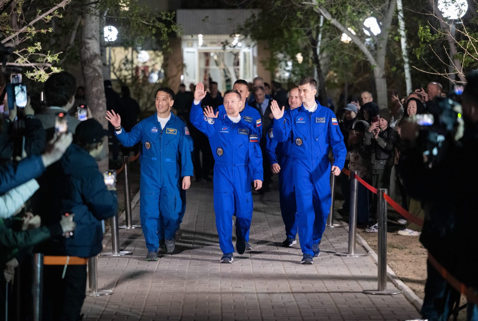 New Russian-US crew arrives safely on ISS