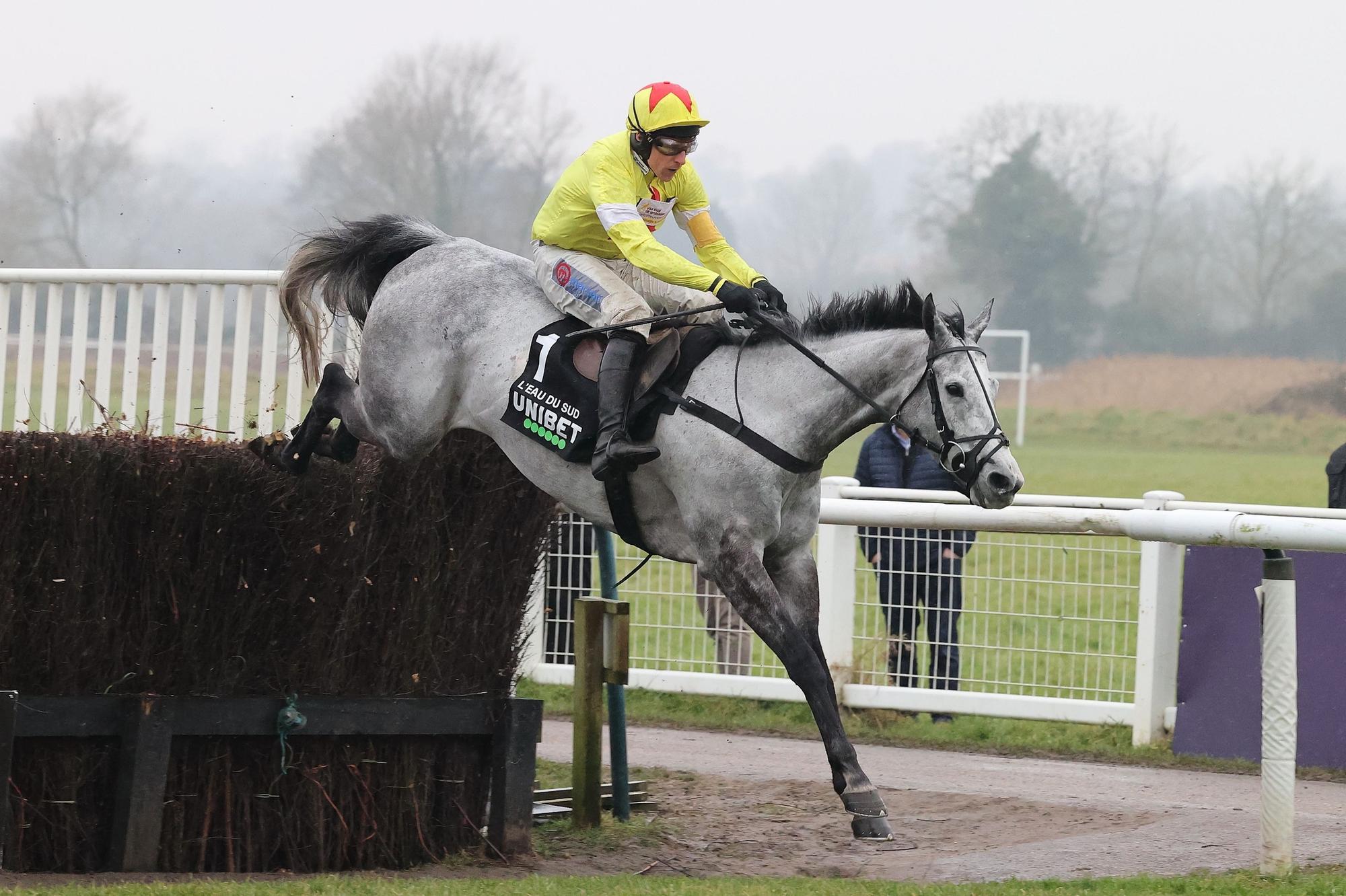 Skelton looks for more winners at Warwick's evening meeting on Monday