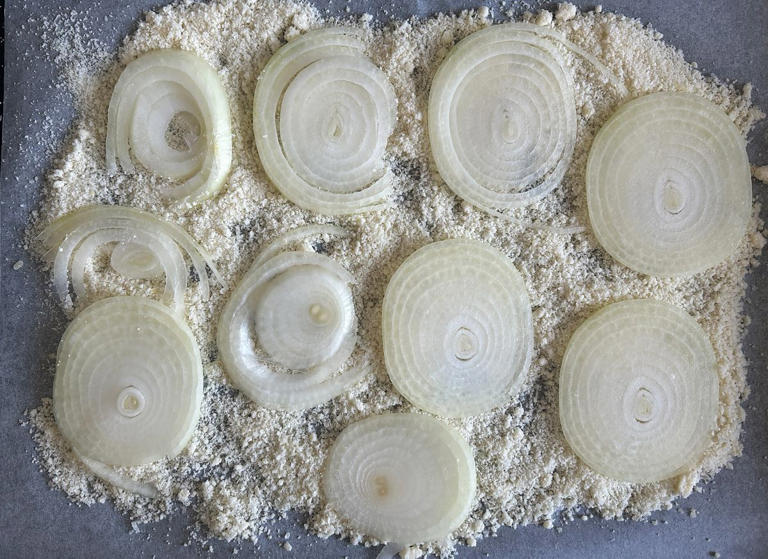 Chips croccanti di cipolla e parmigiano: lo snack sfizioso fatto in casa