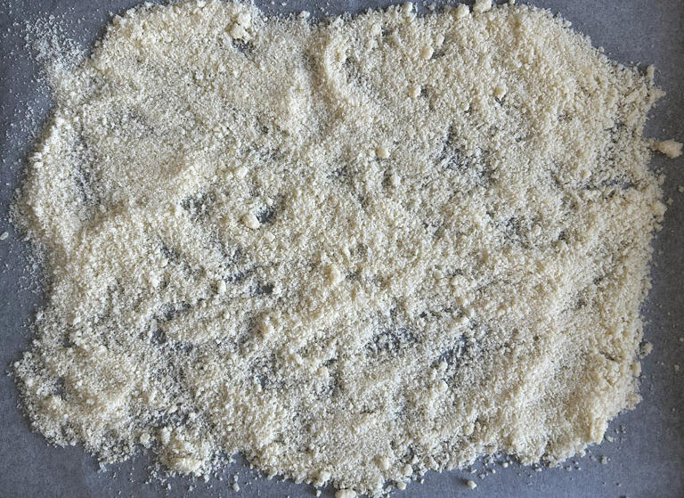 Chips croccanti di cipolla e parmigiano: lo snack sfizioso fatto in casa