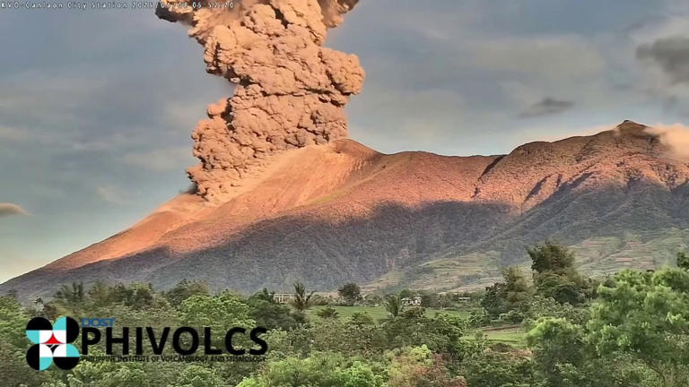 Watch: Kanlaon Volcano erupts, sends massive black plumes more than ...