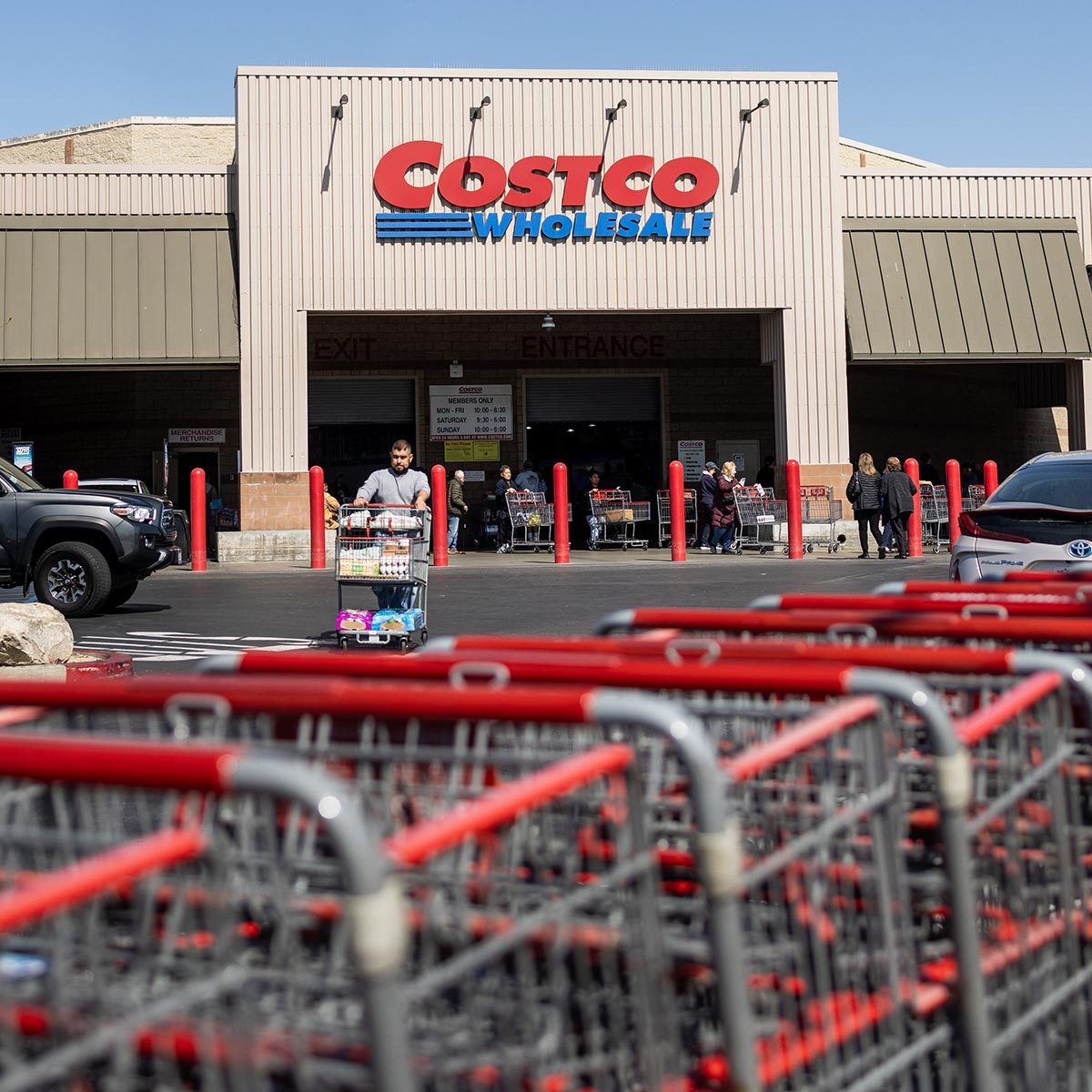 Is It Rude Not to Return Your Grocery Store Cart at Costco?