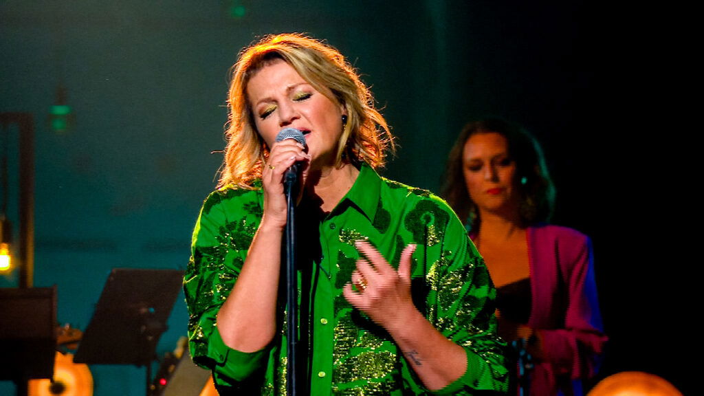‘Liefde voor Muziek’: Deze songs van Barbara Dex hoor je in de derde ...