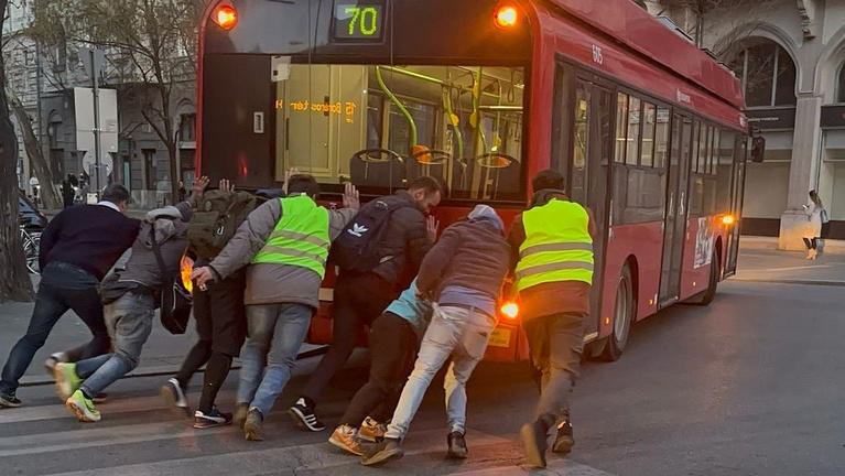 Ez nem a BKK napja: videón, ahogy tolják az utasok a 70-es trolit