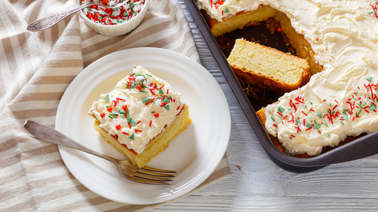 Soda And Boxed Cake Mix Come Together For An Easy 2-Ingredient Cake