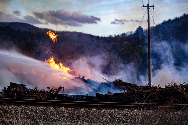 Incredible pictures show massive mulch fire in western North Carolina