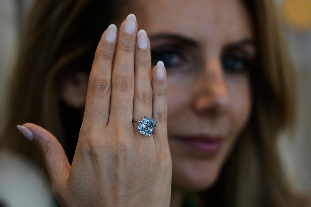 Raro diamante azul brilla en una exhibición en Abu Dabi
