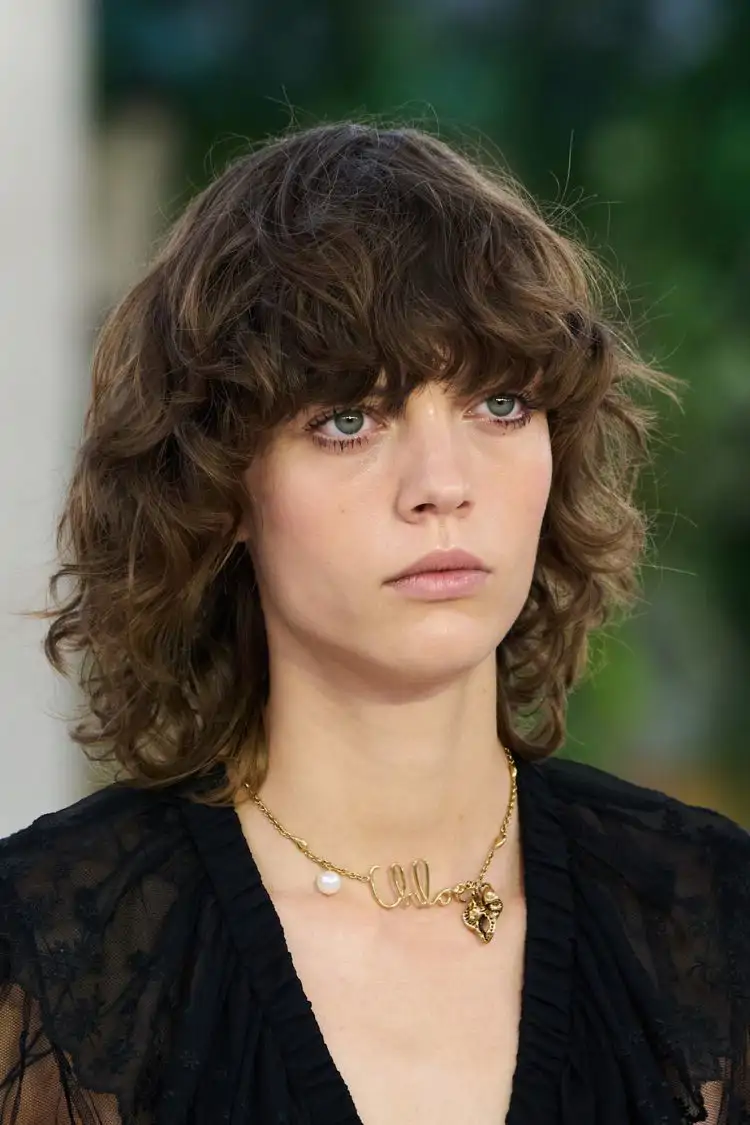 5 cortes de pelo bob rizado con capas que son elegantes en verano o ...