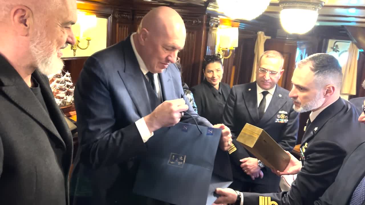 Crosetto dona una maglia da basket a Edi Rama: "Ora sono fratello d'Italia"