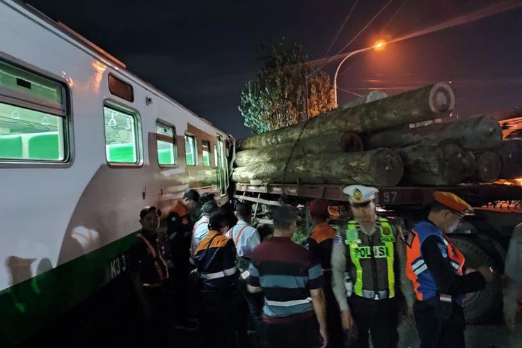 Tabrakan KA vs Truk di Gresik Tewaskan Asisten Masinis, Diduga Perlintasan Tak Dijaga