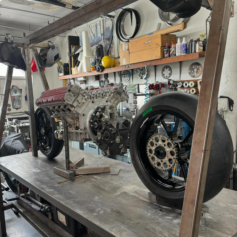 Hazan HF355: la folle moto artigianale con motore Ferrari V8