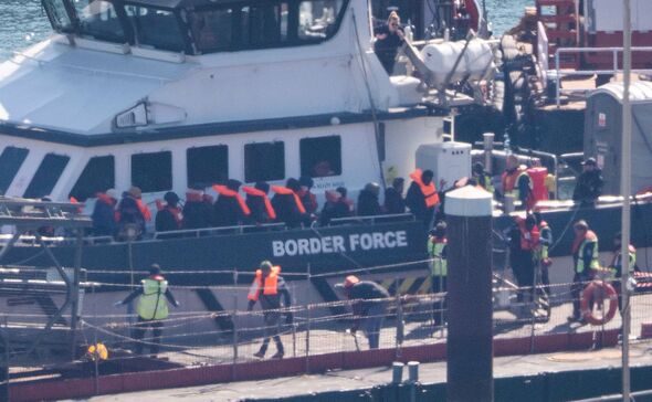 Dozens of migrants spotted arriving in Dover as fears rise 7,000 have ...