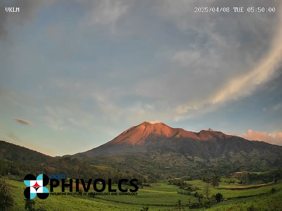 RAW VIDEO: The Philippines' Mount Kanlaon Volcano Spectacularly Erupts 1/2