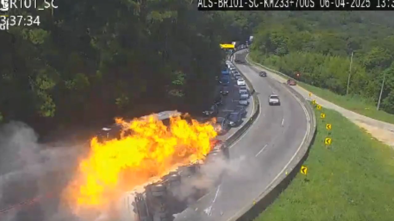 Vidéo terrifiante : un camion-citerne explose et enflamme 25 véhicules ...