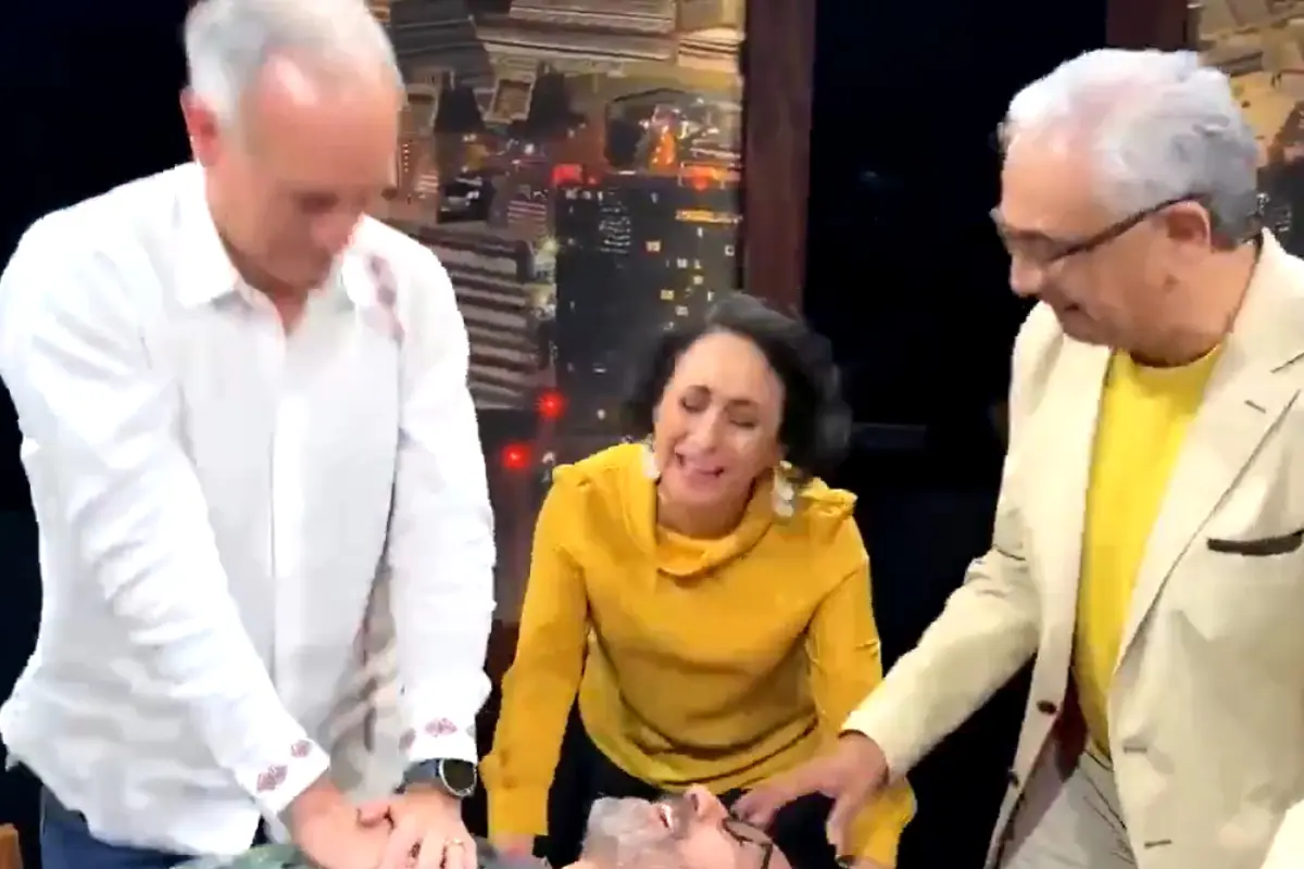 Gatell reaparece en sketch cómico y reabre heridas de la pandemia