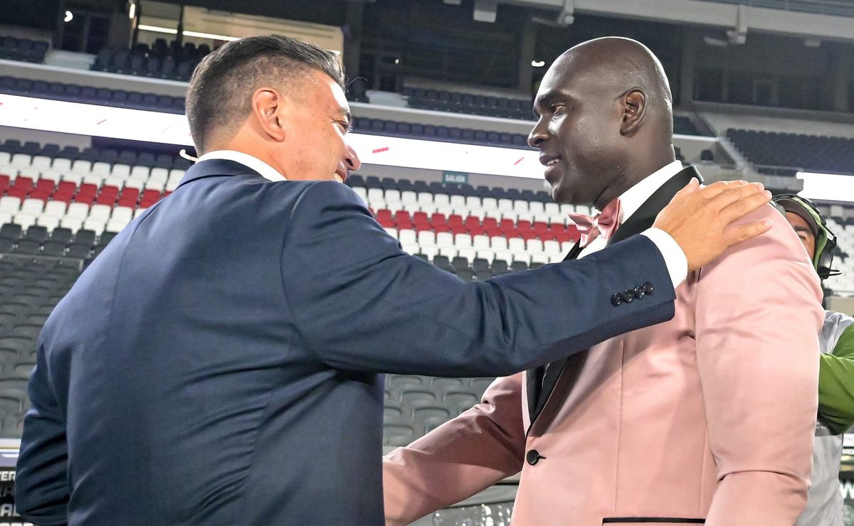 El extravagante traje que luce DT de Barcelona SC ante River Plate de ...