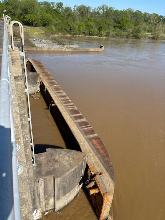 Loose barge hits Terry Lock and Dam on Arkansas River