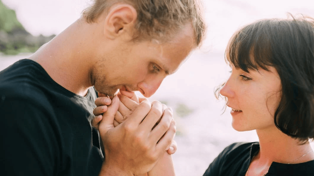 Qué significa que un hombre te dé un beso en la mano