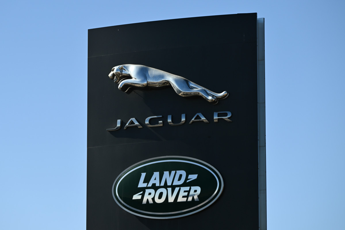 Jaguar and Land Rover Pause U.S. Shipments Over Tariffs