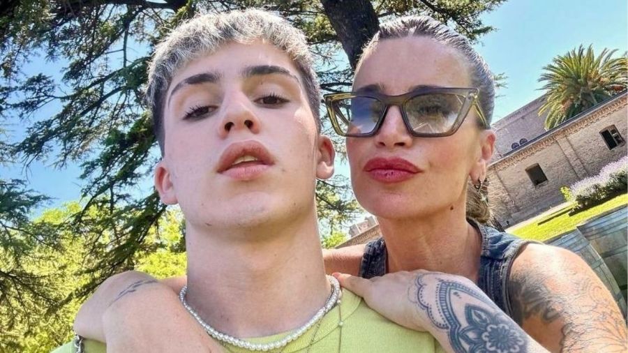 Juan Otero, el hijo de Flor Peña, impone el jean y la campera de cuero ...