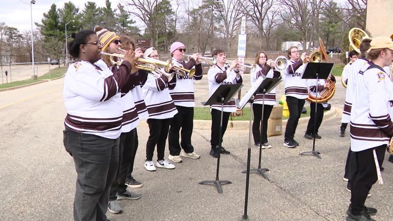 Fans cheer as Western Michigan men’s hockey team heads to Frozen Four