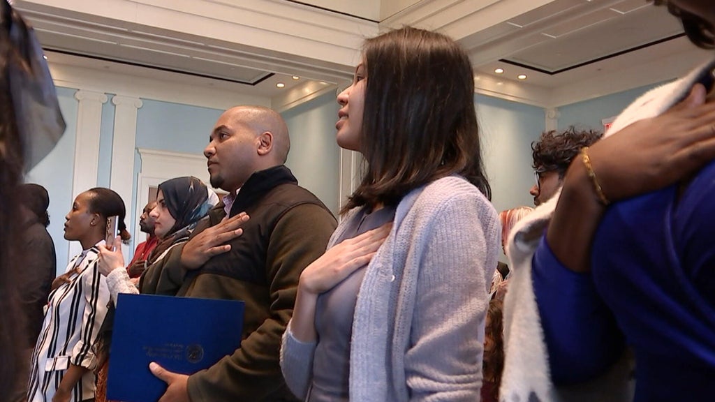 New U.S. citizens take Oath of Allegiance at Philadelphia's Museum of ...