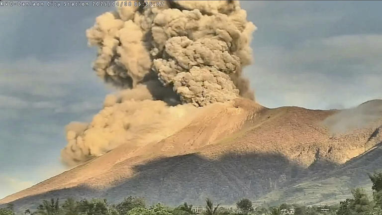 Eruption of Philippines volcano sends kilometres of ash into the sky